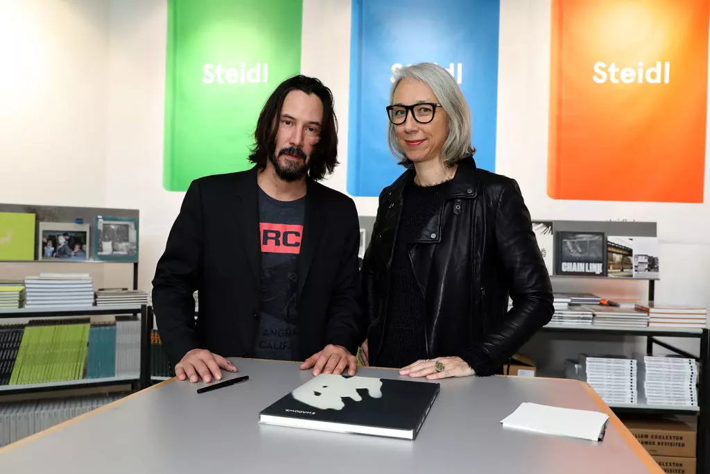 El actor Keanu Reeves y la artista Alexandra Grant posando junto a su libro Oda a la felicidad. Foto de Pierre Suu/GC Images.