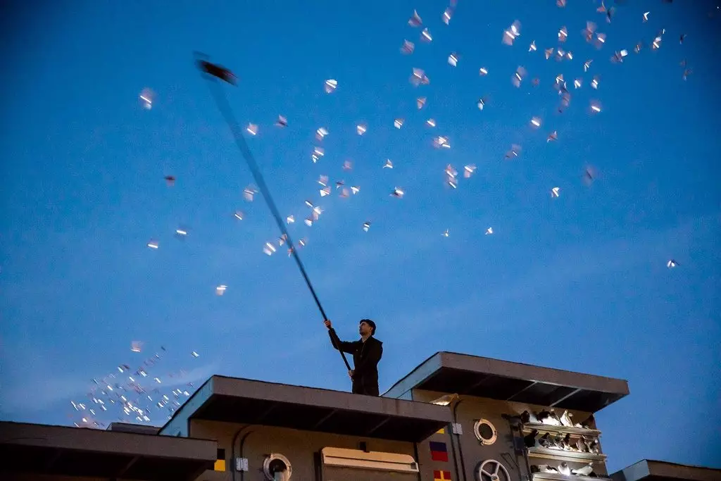 Duke Riley，《夜飛》，2016 年。照片 Tod Seelie，由 Creative Time 提供。