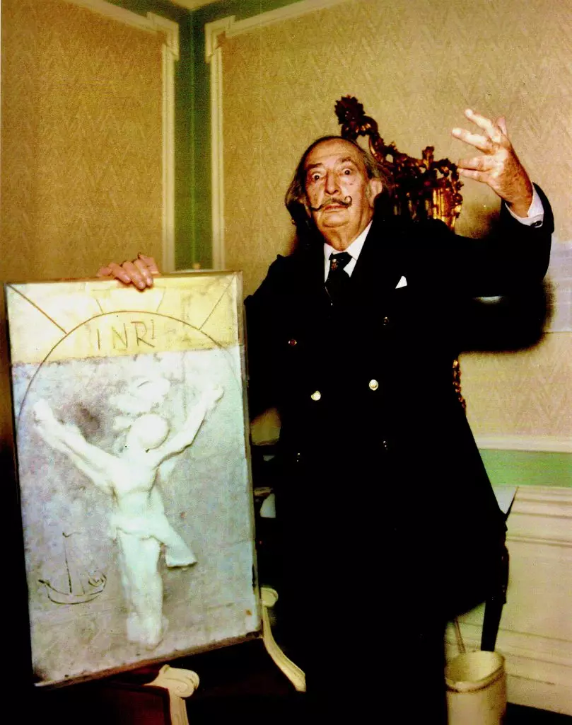 Salvador Dalí amb la seva escultura de cera, el Crist de Sant Joan de la Creu. Cortesia de Harte International Galleries.