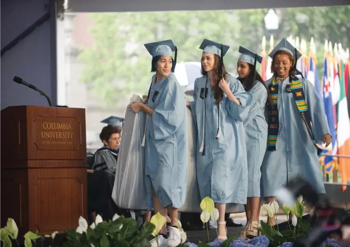 Emma Sulkowicz pote matla li nan gradyasyon Columbia li nan konklizyon Carry That Weight. Foto: Columbia Spectator.