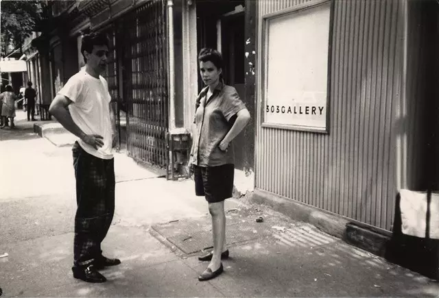 Lisa Spellman un Kolins de Lends galerijas 303 priekšā, East Sixth Street, Ņujorka, 1986. Foto: 303 Gallery, Ņujorka.