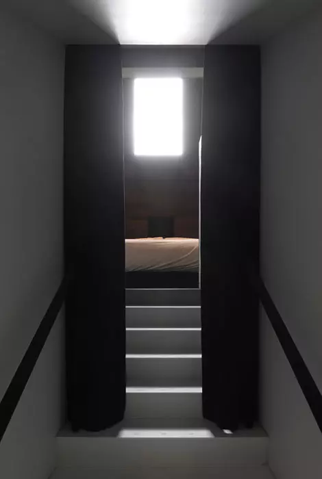 david-grandorge-antony-gormley-room-bed