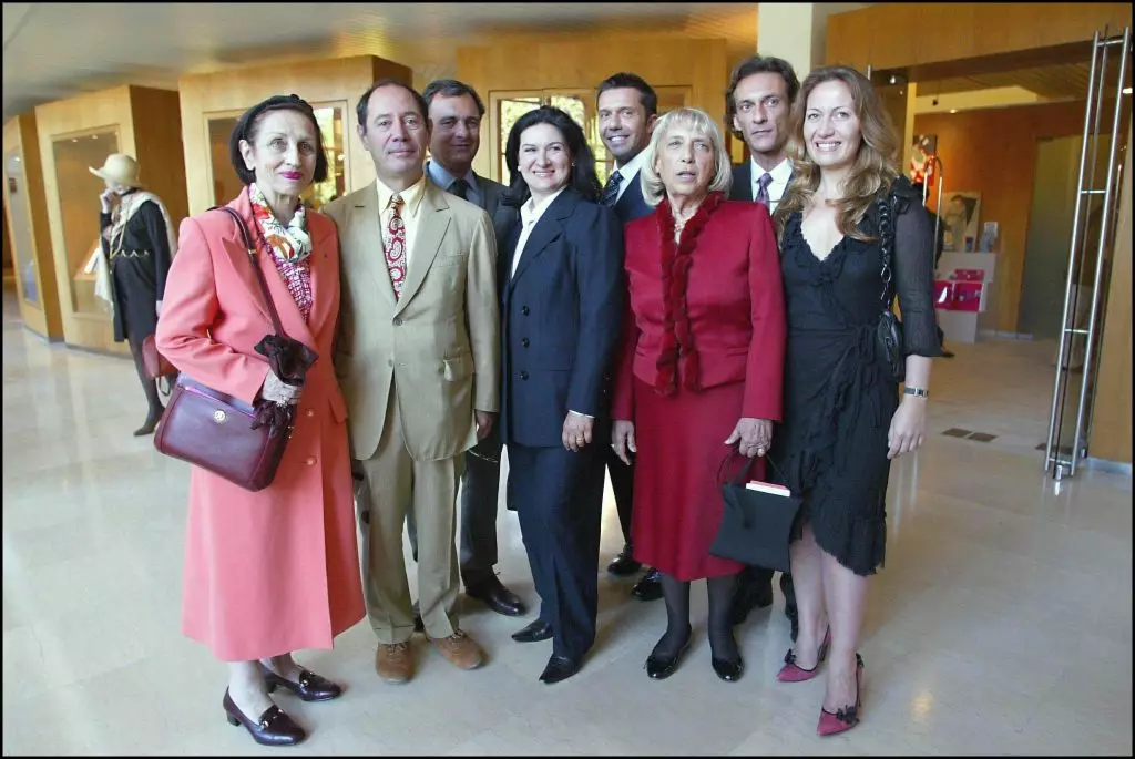 Membri della famiglia Picasso nel 2002. Da sinistra a destra, Francoise Gilot, Claude Picasso, Eric Thevenet, Paloma Picasso, Olivier Widmaier Picasso, Maya Picasso, Richard Widmaier Picasso e Diana Widmaier Picasso. Foto di Pool Interagences/Gamma-Rapho via Getty Images.