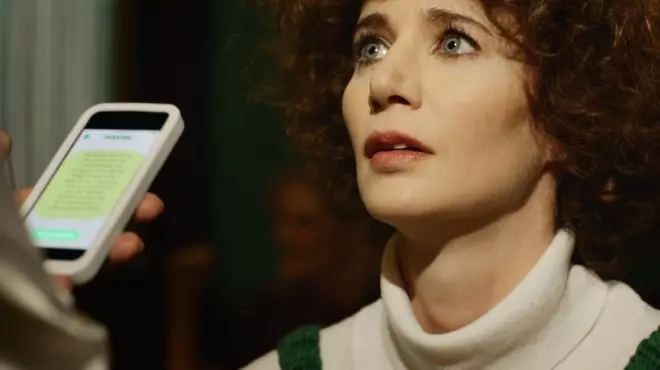 Still tal-film promozzjonali għall-app ta' Miranda July, Somebody. Lulju se jagħti taħdita u app dimostrazzjoni fil-Mużew Ġdid fuq