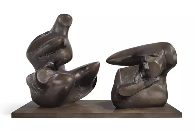 Henry Moore, Ihe Ntụkwasị Obi Abụọ: Isi ihe, tụụrụ ime na 1969-1970 na nkedo tupu 1973, ọla na patina agba aja aja, 92 site na 144 1/8 na 72 sentimita asatọ. Foto sitere n'ikike nke Christie.