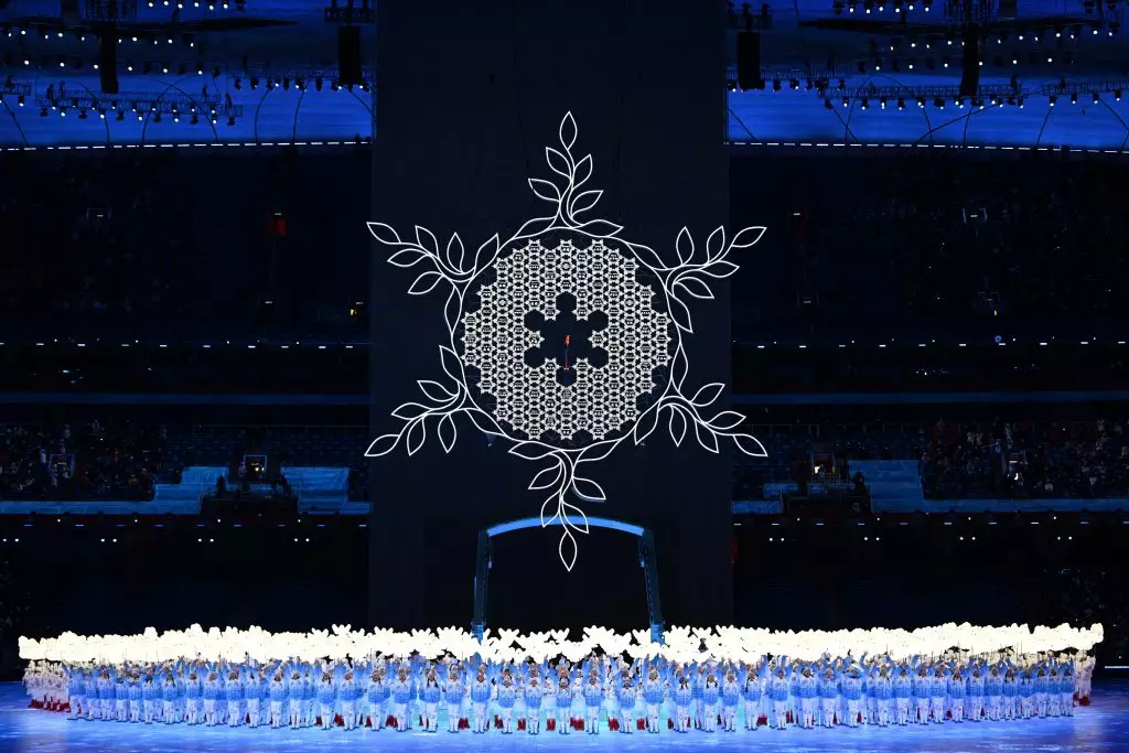 Una escultura gigante de copos de nieve con la llama olímpica en el centro durante la ceremonia de apertura de los Juegos Olímpicos de Invierno de Beijing 2022, en el Estadio Nacional, conocido como el Nido de Pájaro, en Beijing, el 4 de febrero de 2022. Foto de Manan Vatsyayana/AFP vía Imágenes falsas.