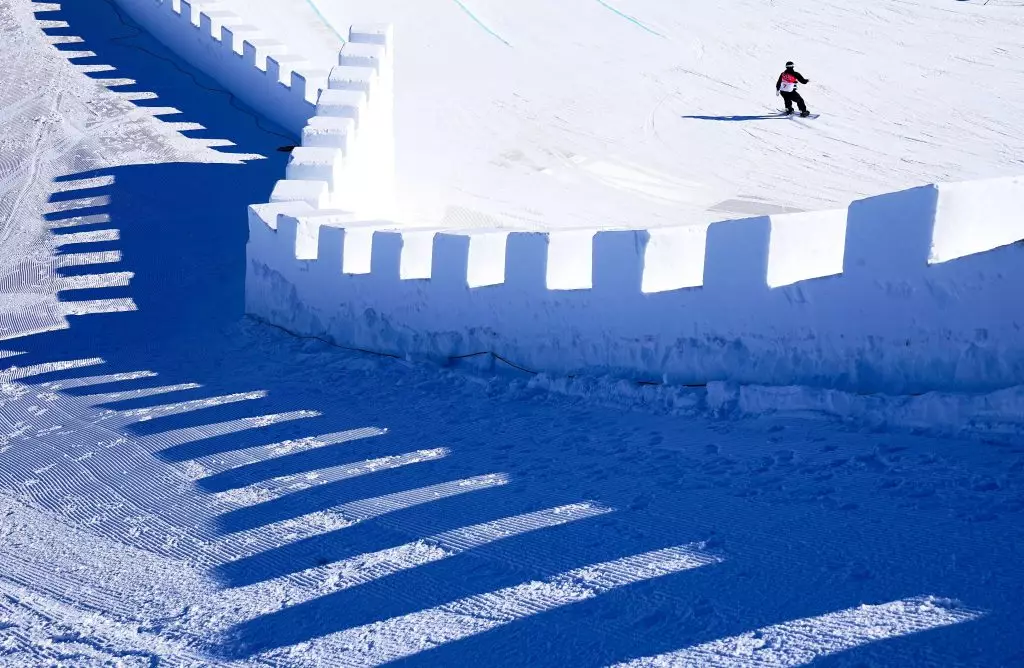 El snowboarder noruego Mons Roisland practica en el curso de snowboard de estilo de la Gran Muralla de China en Genting Snow Park en Zhangjiakou, durante los Juegos Olímpicos de Invierno de Beijing 2022. Foto de Xu Chang/Xinhua a través de Getty Images.