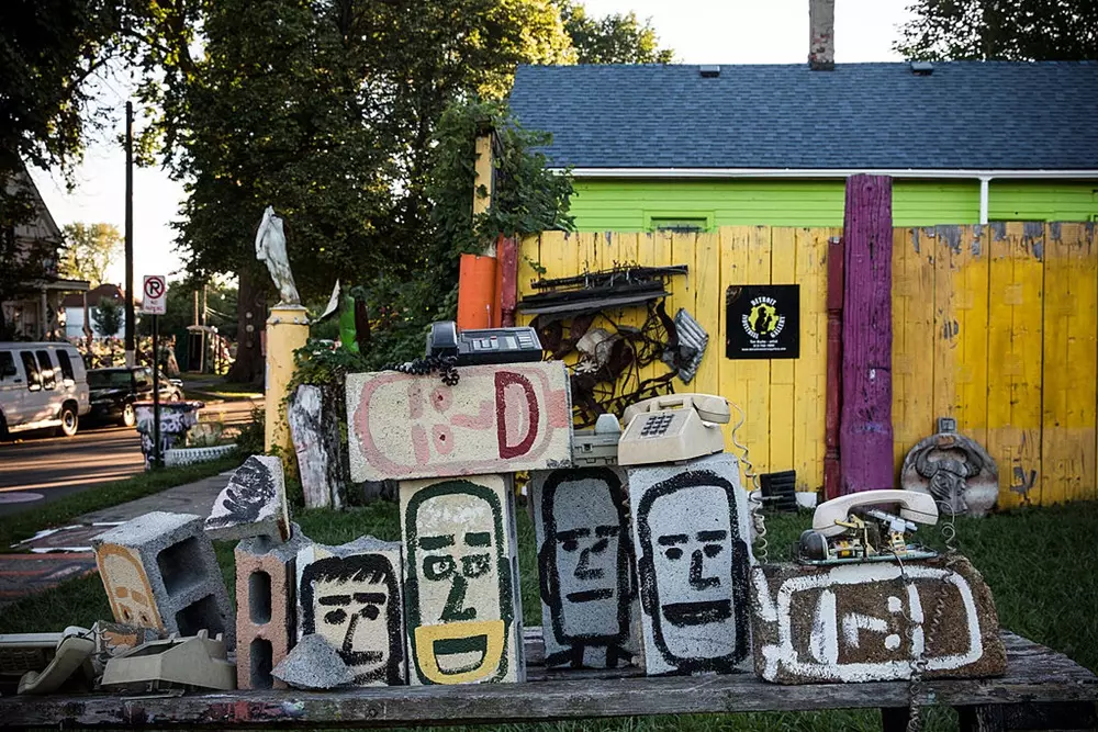 Rzeźba stworzona z materiałów pochodzących z recyklingu w projekcie Heidelberg. Zdjęcie Andrew Burton/Getty Images.