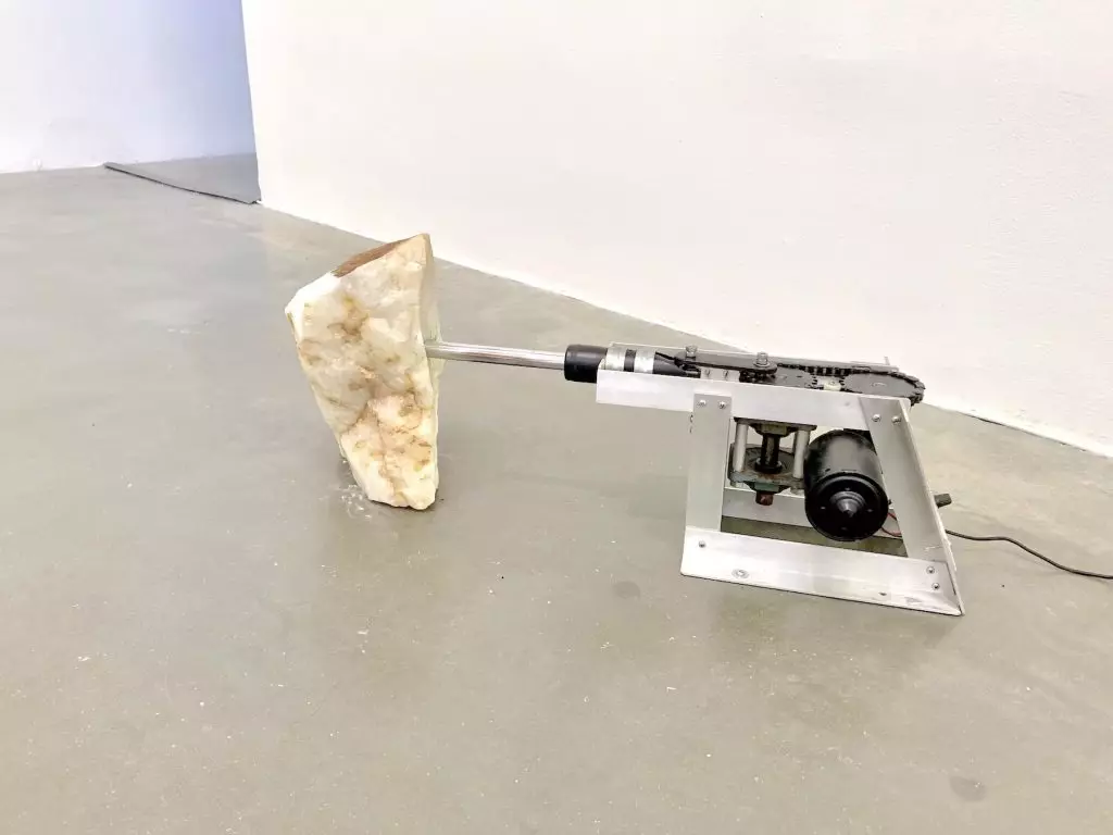 Gabriela Mureb, Machine #4: stone (ground) (2017). צילום של בן דייויס.