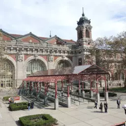 Ụlọ ihe ngosi nka na Ellis Island. Foto: Sarah Cascone.