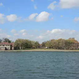 It sikehûs op Ellis Island as sjoen fanút de fearboat. Foto: Sarah Cascone.