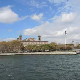 Hospitallọ ọgwụ dị na Ellis Island dị ka a hụrụ site na ụgbọ mmiri. Foto: Sarah Cascone.