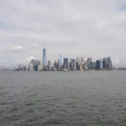 Lower Manhattan as sjoen fanút de fearboat. Foto: Sarah Cascone.