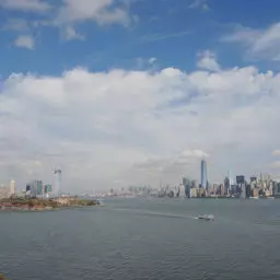 Ellis Island na Lower Manhattan dị ka a hụrụ na Statue of Liberty. Foto: Sarah Cascone.