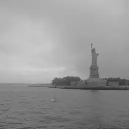 It Statue of Liberty yn 'e mist, sa as sjoen fanút de fearboat. Foto: Sarah Cascone.