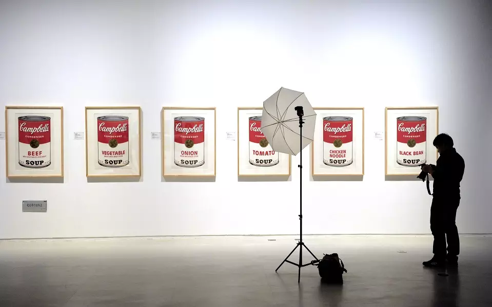 Caniau cawl Andy Warhol. Llun: PETER PARKS/AFP/Getty Images) (Ddim yng nghasgliad Barrymore.)