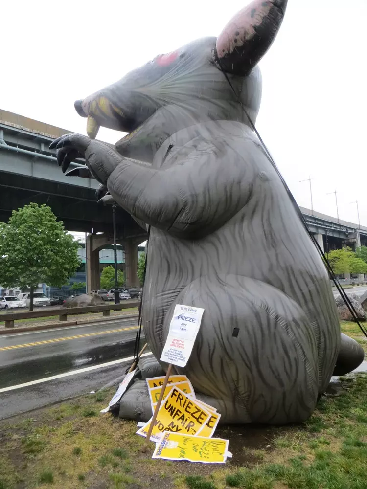 Lokale Gewerkschaften protestierten letzten Mai auf der Frieze New York auf Randall's Island.