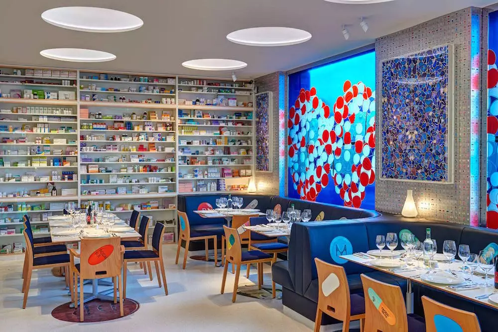 Damien Hirsts konstverk pryder hans nya restaurang. Foto: Apotek2 via Facebook