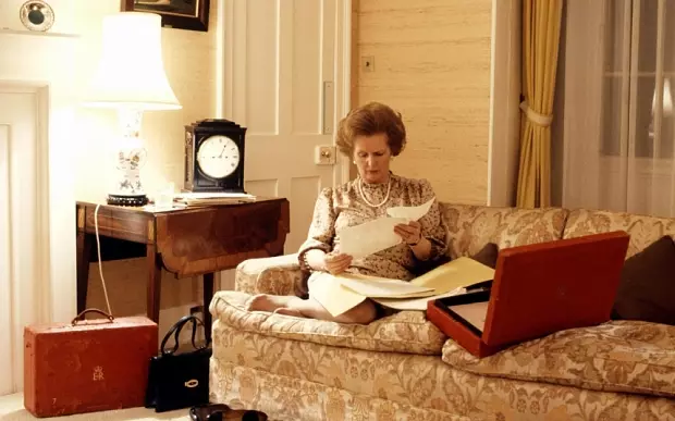 La primera ministra Thatcher en la foto con su caja de despacho roja, incluida en la venta. Foto: Herbie Knott/REX Shutterstock