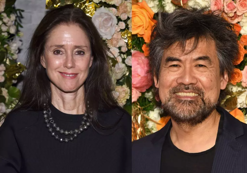 Til venstre deltager instruktør Julie Taymor John Hardy And Vanity Fair Celebrate Legends på Le Coucou den 24. oktober 2017 i New York City. (Foto af Dimitrios Kambouris/Getty Images for Vanity Fair) Til højre deltager dramatikeren David Henry Hwang i den 61. årlige Obie Awards i Webster Hall den 23. maj 2016 i New York City. (Foto af Mike Pont/Getty Images for American Theatre Wing)