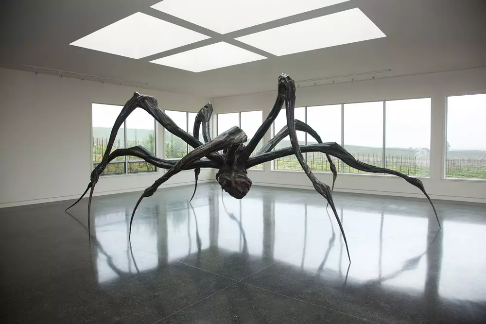 Louise Bourgeois, Przyczajony pająk (2003). Zdjęcie Roberta Berga. Zdjęcie dzięki uprzejmości Donum Sculpture Collection