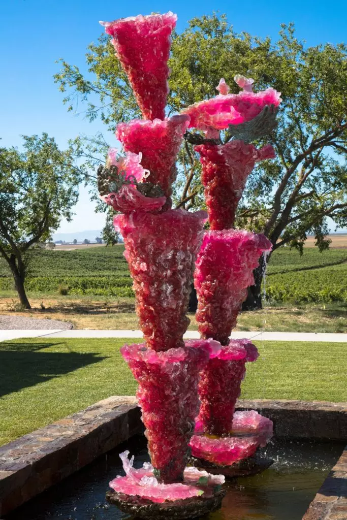 Lynda Benglis, Pink Ladies (2014). Foto di Roberto Berg. Immagine per gentile concessione della collezione di sculture Donum.