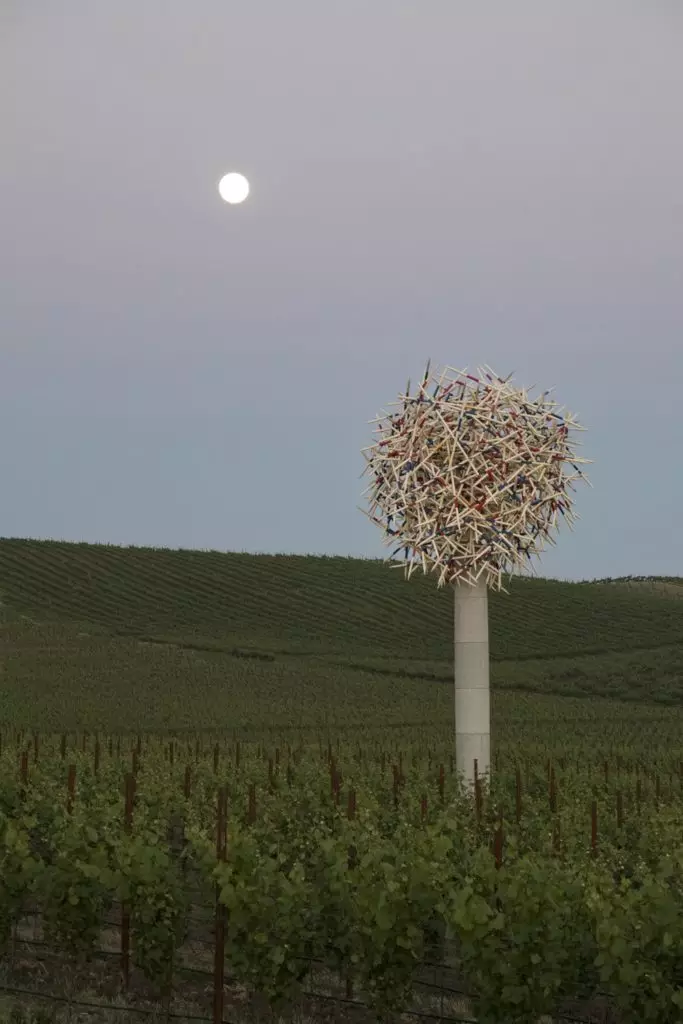 Pascale Marthine Tayou, Mikado Tree (2010) Foto Robert Berg. Slika z dovoljenjem Donum Sculpture Collection.