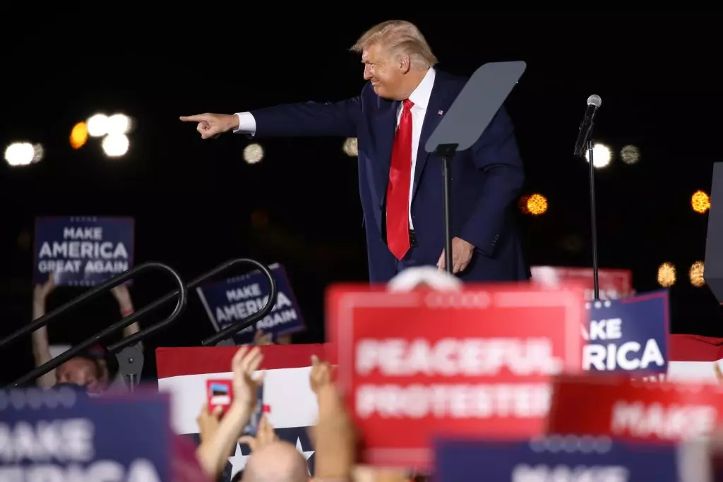 O presidente Donald Trump fala nunha percha do aeroporto nun mitin un día despois de que aceptase formalmente a candidatura do seu partido na Convención Nacional Republicana o 28 de agosto de 2020 en Londonderry, New Hampshire. (Foto de Spencer Platt/Getty Images)