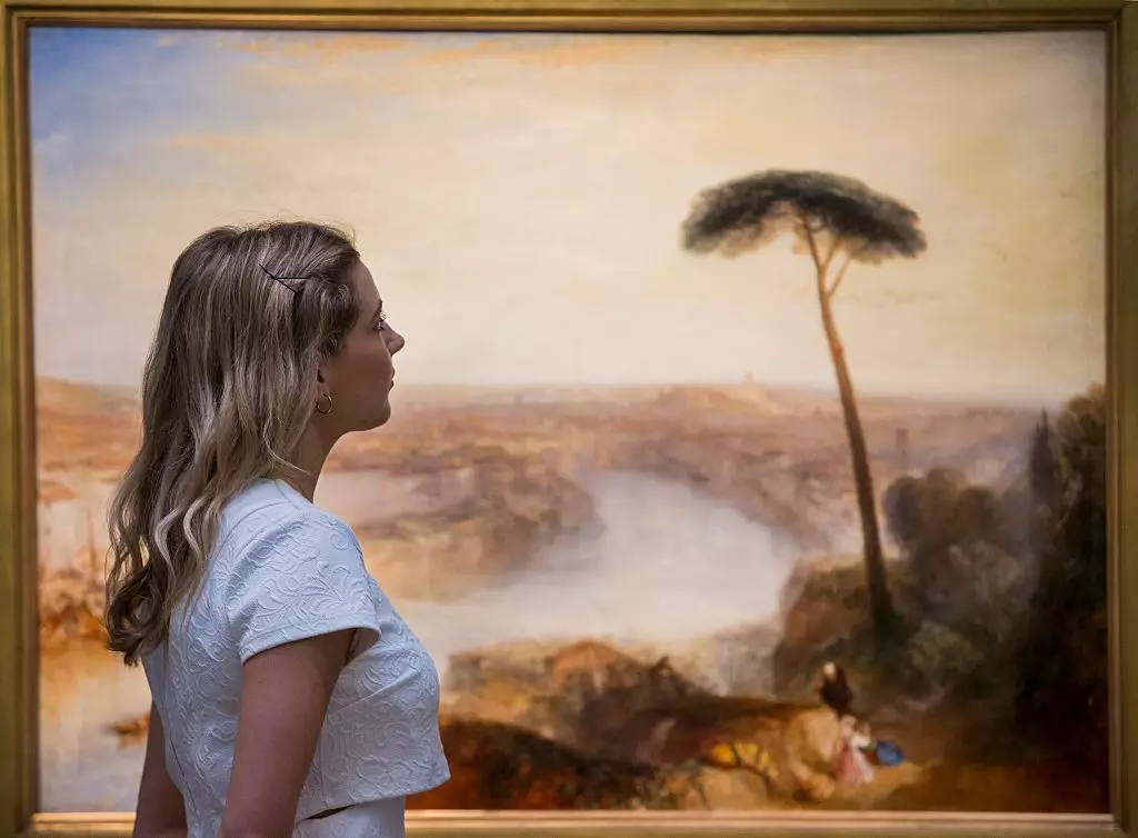 Zaposlenik aukcijske kuće Sotheby's gleda 'Rim, s planine Aventine' J.M.W. Turner 28. studenog 2014. u Londonu, Engleska. Fotografija Rob Stothard/Getty Images.