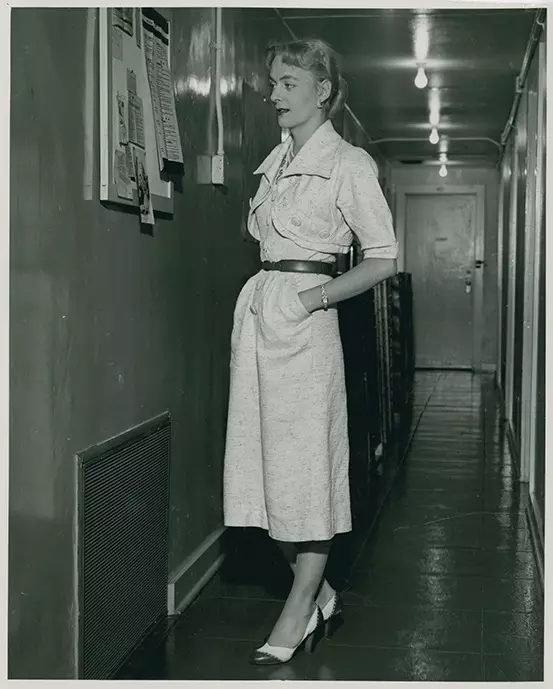 Nhiếp ảnh gia William Dellenback, Christine Jorgensen đến thăm Viện Nghiên cứu Tình dục, Đại học Indiana, Bloomington, IN (1953). Hình ảnh: Được phép của Viện Kinsey, Đại học Indiana.