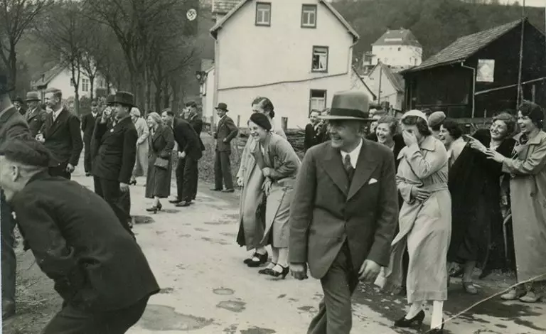 Et billede af livet i Nazityskland fra Dan Lenchners samling. Udlånt af Byens Relikvieskribent.