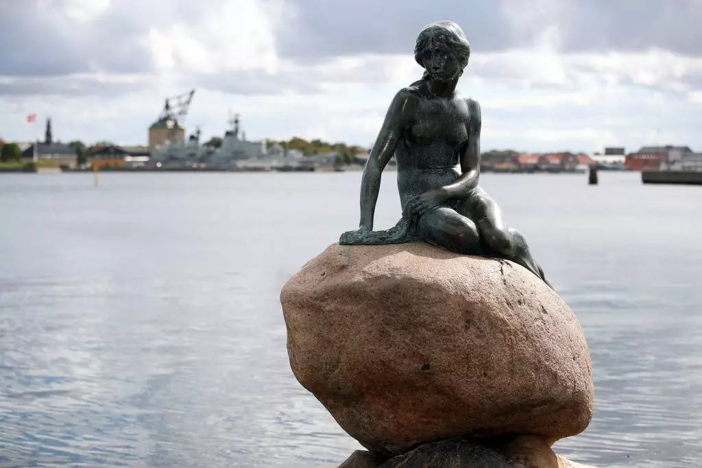 Edvard Eriksen, Kopenhagen, Danimarka tərəfindən Kiçik Su pərisi bürünc heykəlinin ümumi görünüşü (Foto Nick Potts/PA Images tərəfindən Getty Images vasitəsilə)