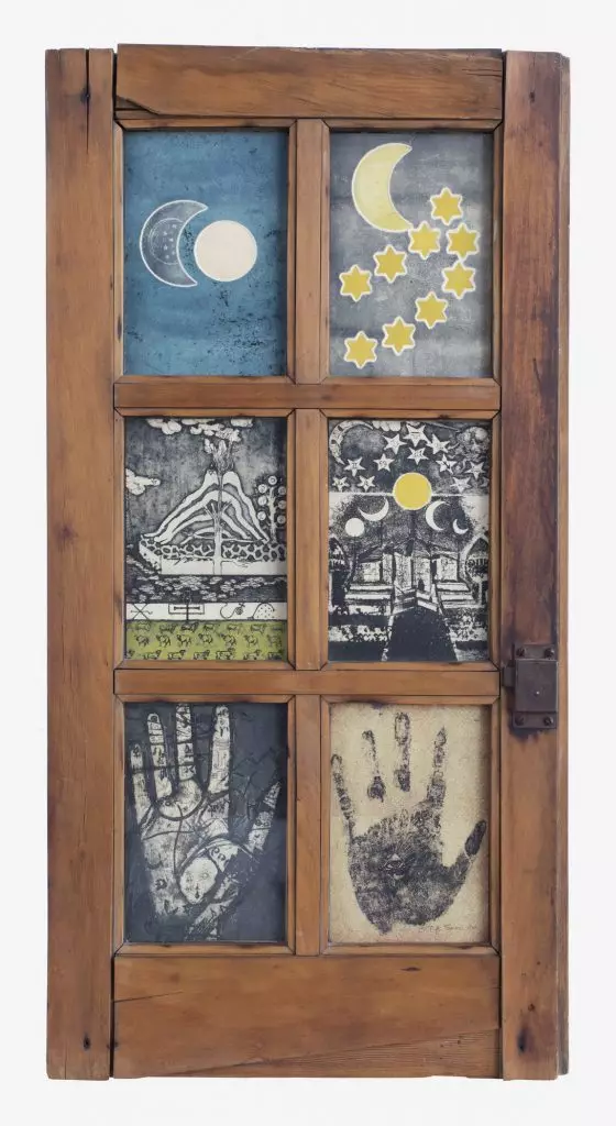 Betye Saar, The View from the Sorcerer's Window (1966). Samling av farger og dyptrykk og trevindusramme med seks glassruter, 30 × 15½ × 1¼ tommer. Samling av halley k harrisburg og Michael Rosenfeld. Foto: Med tillatelse fra Michael Rosenfeld Gallery LLC, New York, NY. Med tillatelse fra Artist and Roberts Projects, Los Angeles, CA. © Betye Saar.