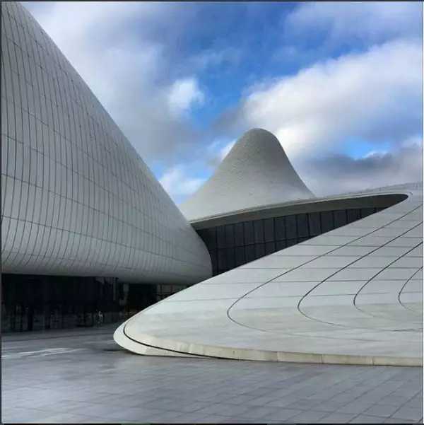 Zaha Hadid #zahahadid #centerheydaraliev #bakuPhoto: Instagram/@simondepury