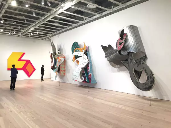 Waxay ka shaqeysaa Frank Stella's