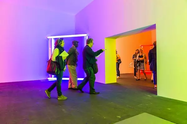 Dan Flavin, Parejas europeas (1966-71), Unlimited en Basilea Foto: Cortesía de Art Basel