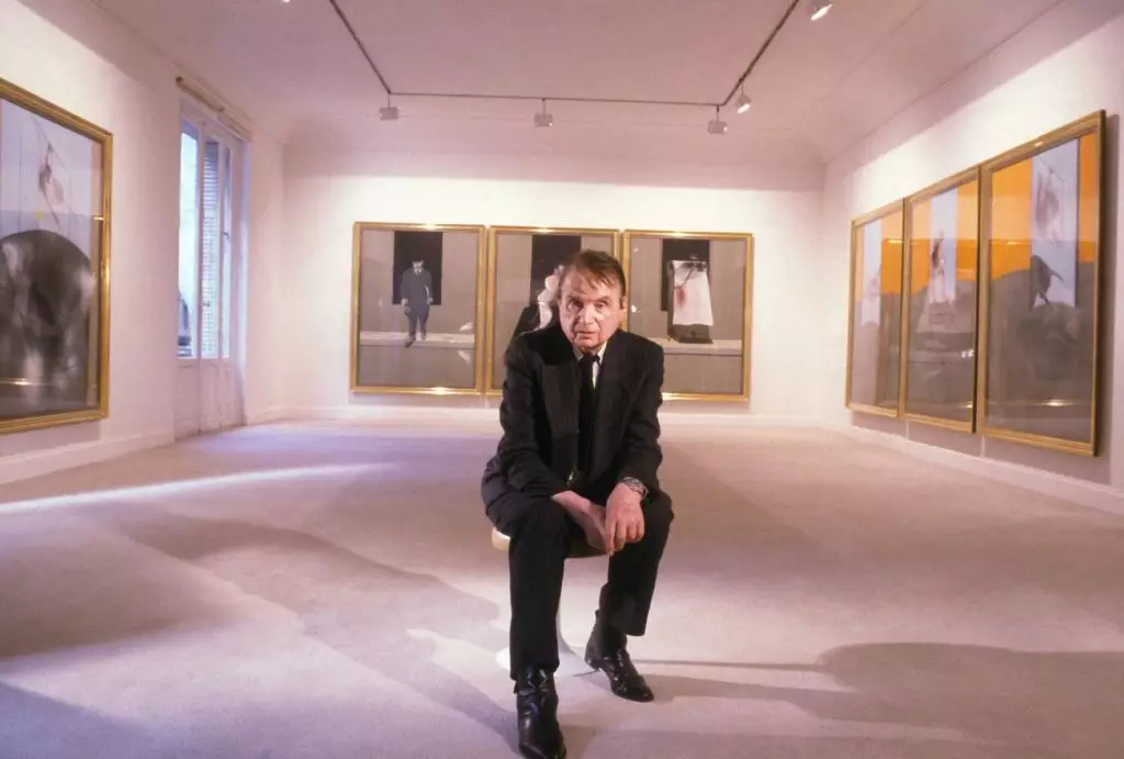 Målaren Francis Bacon framför sina målningar i Paris den 29 september 1987. (Foto av Raphael GAILLARDE/Gamma-Rapho via Getty Images)