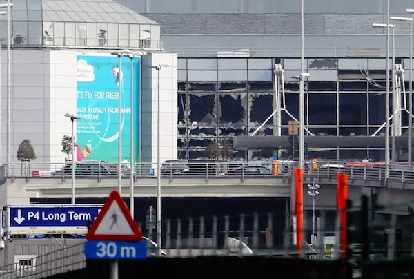 Sərnişinlər Zaventem Bruxelles Beynəlxalq Hava Limanından təxliyə edilərkən bomba zədələnib Foto: Sylvain Lefevre/Getty Images