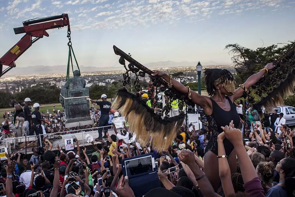 Sethebile Msezane, Chapungu – The Day Rhodes Fell (2015). ඡායාරූපය Charlie Shoemaker/Getty Images විසිනි.