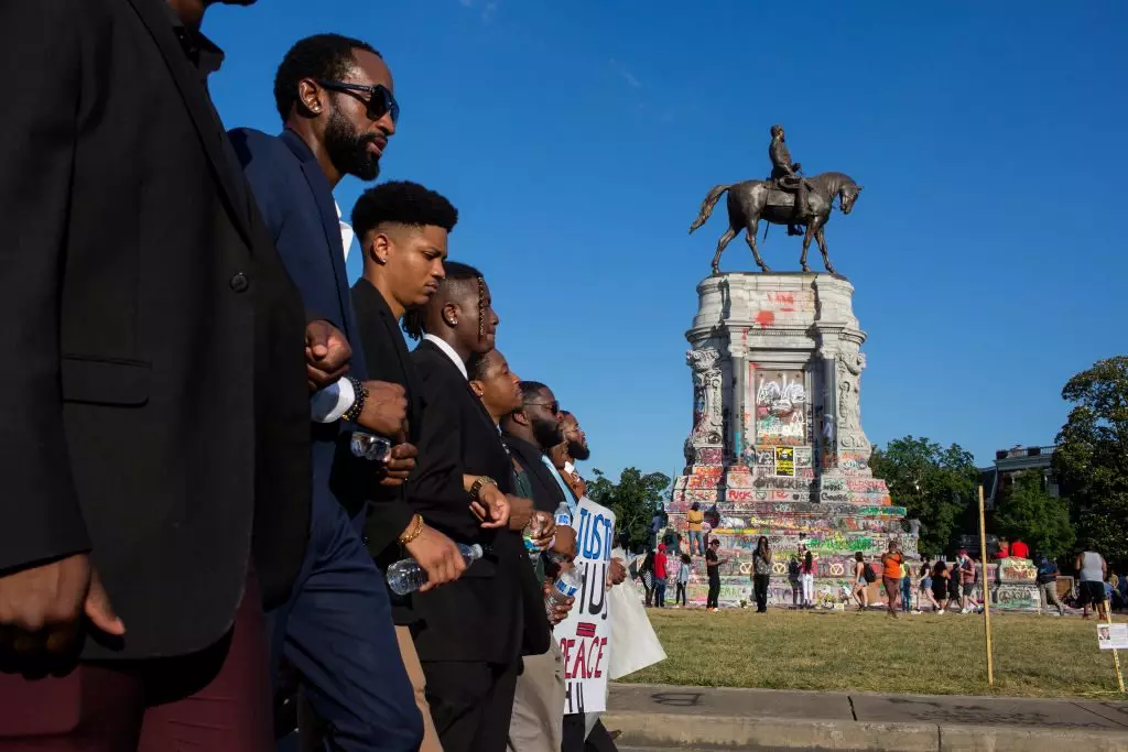 Gli attivisti di Black Lives Matter occupano la rotonda sotto la statua del generale confederato Robert Lee il 13 giugno 2020 a Monument Avenue a Richmond, Virginia. Foto di Andrew Lichtenstein/Corbis tramite Getty Images.