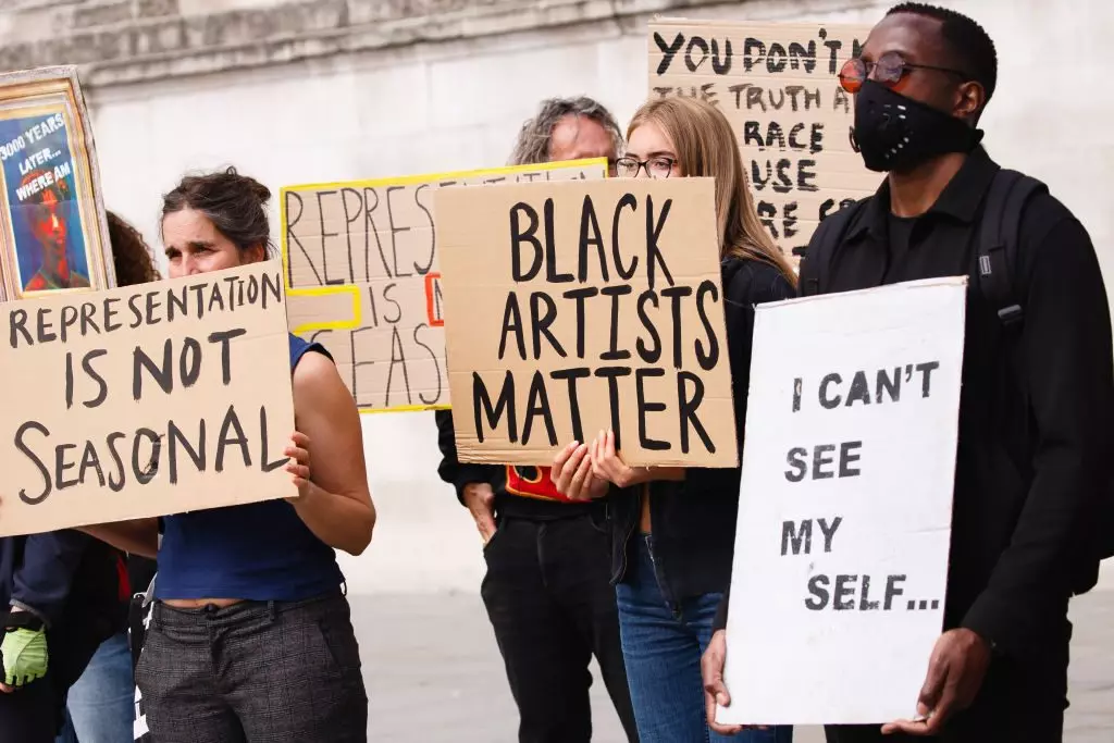 Abaharanira ubuzima bwa Black Lives bahamagarira guhagararirwa kimwe kubikorwa byabahanzi birabura mungoro ndangamurage yabongereza, mubitaramo no mubigo byigihugu. Ifoto ya David Cliff / NurPhoto ukoresheje Getty Image.