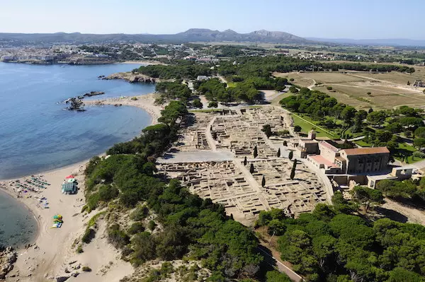 Il furto è avvenuto nel sito archeologico di Empuries, nel nord-est della Catalogna, in Spagna. Foto: campinglasdunas.com