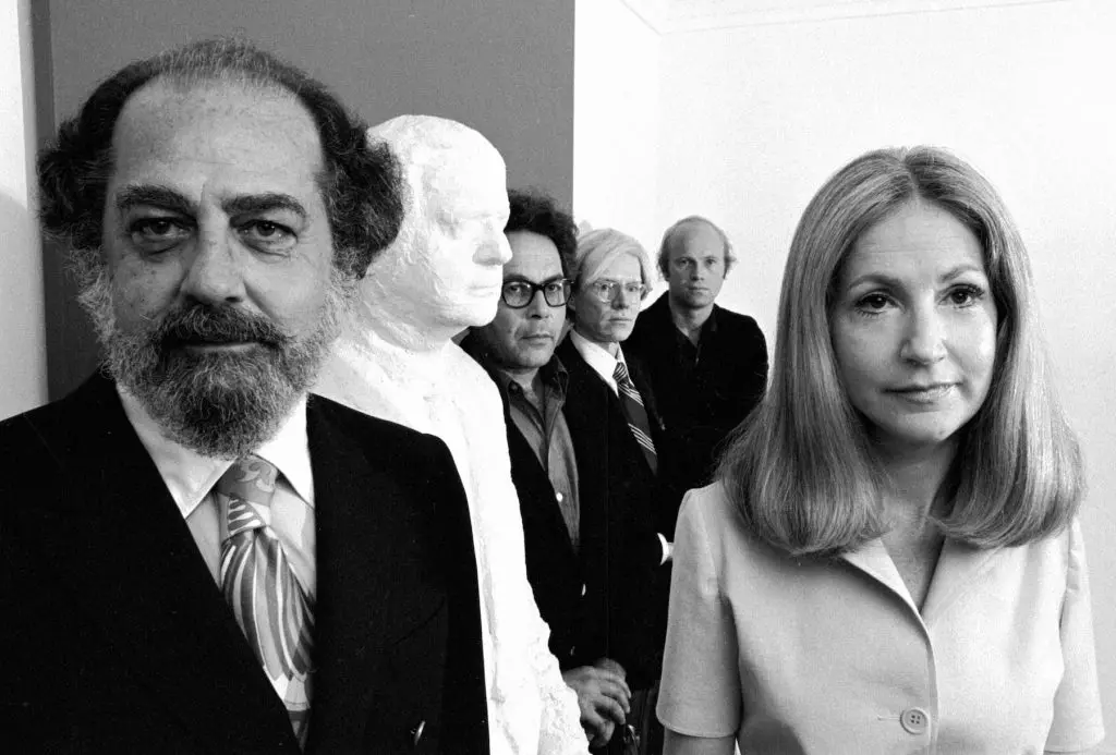 Igishushanyo cy'abakusanya ibihangano Robert na Ethel Scull ubwo bifotozanya n'abahanzi George Segal, Andy Warhol, na James Rosenquist, mu rugo rwa Scull, Ugushyingo 1973. Ifoto ya Jack Mitchell / Getty Images.