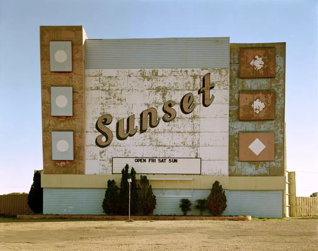 Stephen Shore, West 9th Avenue, Amarilas, Teksasas, 1974 m. spalio 2 d. (1974 m.). Chromogeninis spalvotas spaudinys, spausdintas 2013 m., 17 × 21 3/4 colio Modernaus meno muziejus, Niujorkas. Įsigytas per anoniminio donoro dosnumą. ©Stephen Shore.