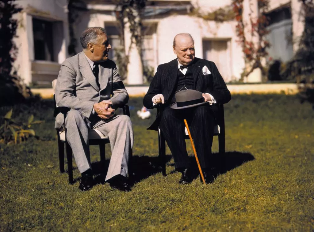 Presiden Franklin D. Roosevelt dan Perdana Menteri Winston Churchill bercakap di halaman vila Presiden semasa persidangan Casablanca. Bettmann / Penyumbang melalui Getty Images.