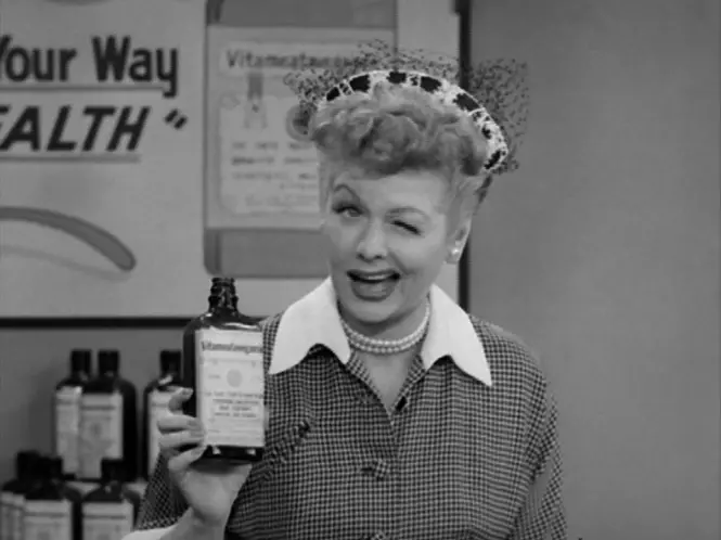 Люсил Бол предлага Vitameatavegamin в I Love Lucy.