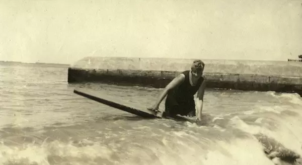 Agatha Christie surfer. Foto: udlånt af The Christie Archive