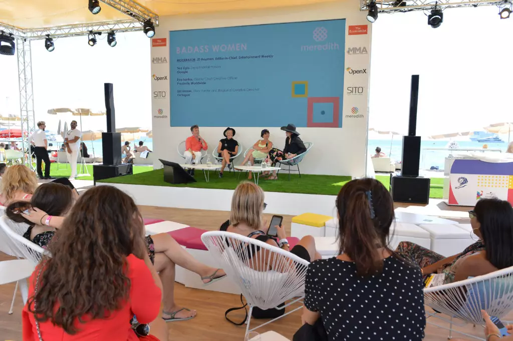 JD Heyman, Lizi Hamer, Eva Santos û moderator Tea Uglow di panelek li Cannes Lions 2019 de, ku divê ji her beşdarek pêşangeha hunerî ya birêkûpêk re bi tirsnak xuya bike. (Wêne ji hêla Christian Alminana / Getty Images For Cannes Lions)