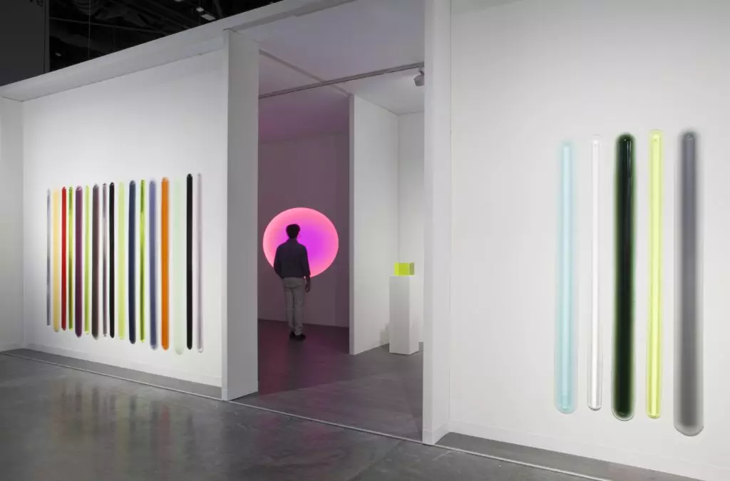 Radharc suiteála de bhoth Pace ag Art Basel Miami Beach 2018. Grianghraf le caoinchead Gailearaí Pace.