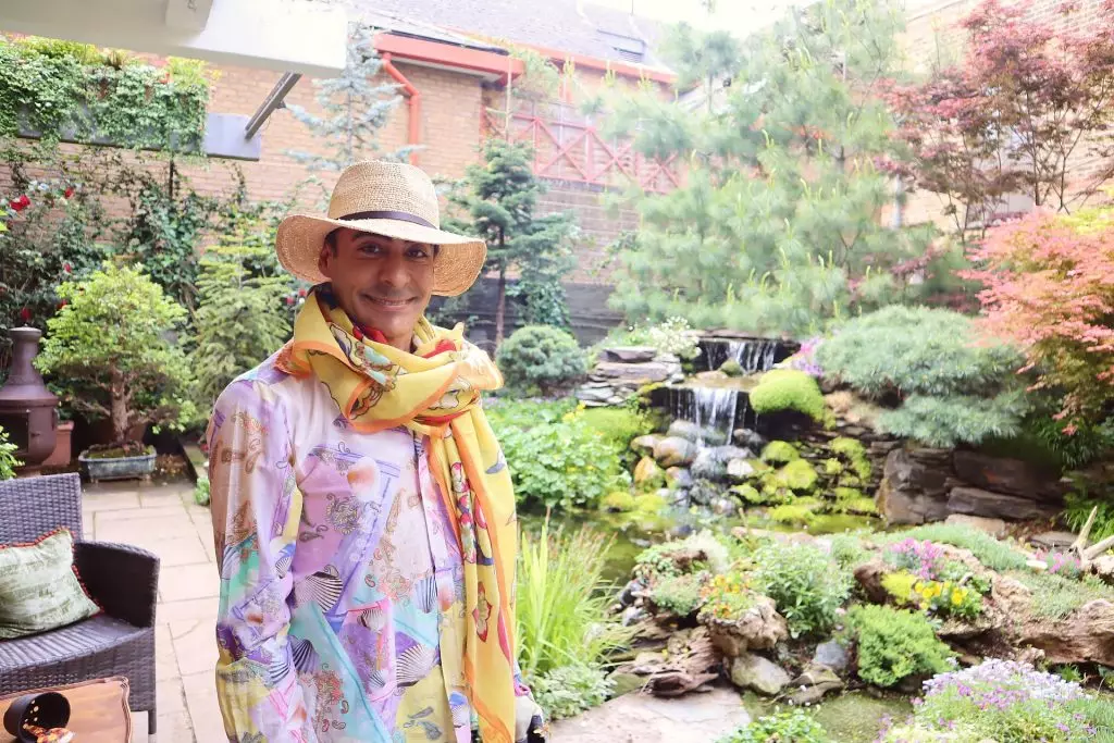 Raqib Shaw en el jardín de su estudio. Foto de Naomi Rea.